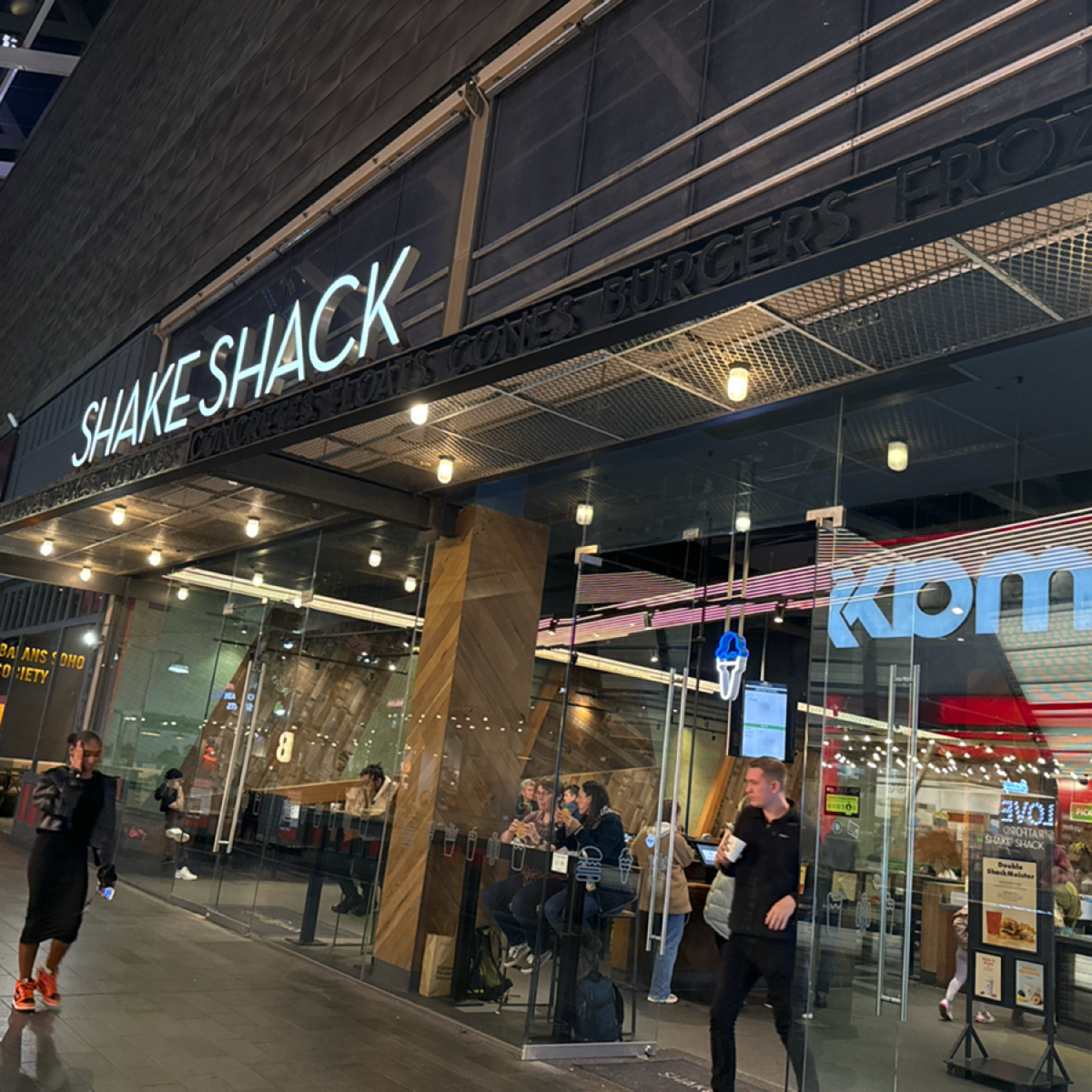 Shake shack Westfield Stratford 的外觀氛圍照片在 Fooday 美食社群 | 找餐廳不踩雷，最真實的美食 App