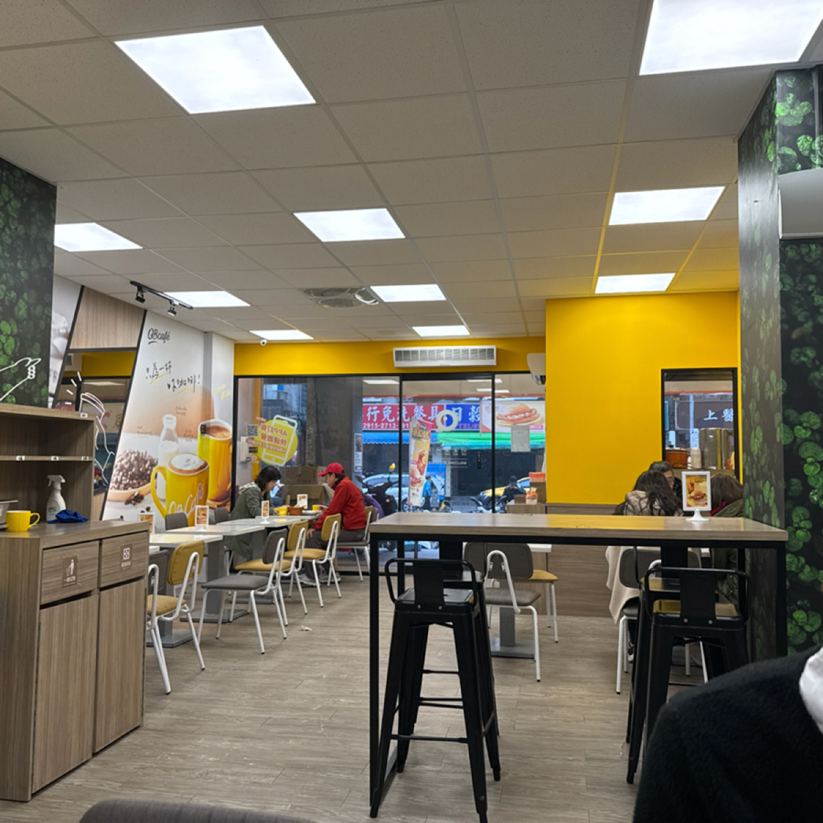 Q Burger 新店建興店 的外觀氛圍照片在 Fooday 美食社群 | 找餐廳不踩雷，最真實的美食 App