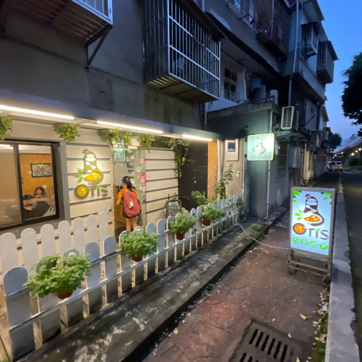 OTIS Cafe 樹懶咖哩 的外觀氛圍照片在 Fooday 美食社群 | 找餐廳不踩雷，最真實的美食 App