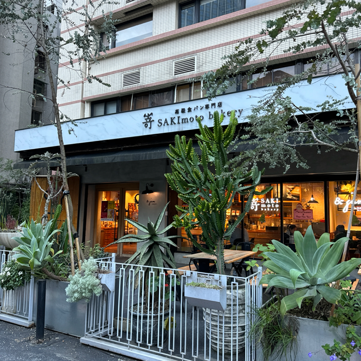 嵜本 高級生吐司專門店 SAKImoto Bakery 台北旗艦店 的外觀氛圍照片在 Fooday 美食社群 | 找餐廳不踩雷，最真實的美食 App